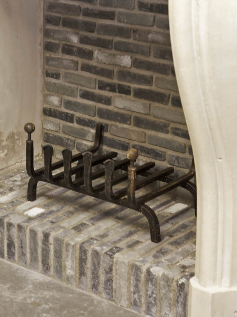 Oude en antieke gietijzeren stookroosters en vuurroosters voor open haard